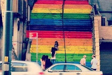 cihangir de merdivenleri lgbt renklerine boyamak - uludağ sözlük